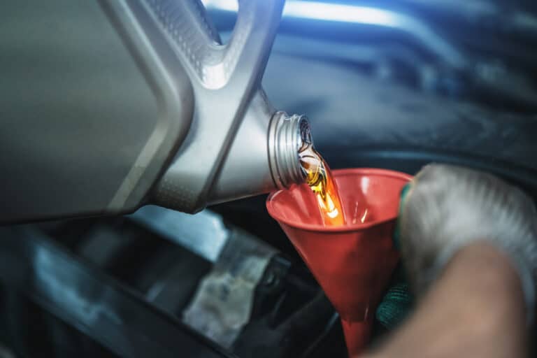 What Kind Of Oil For Skilsaw Worm Drive? (6 Recommendations) - HookedOnTool